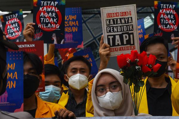 Aksi Mahasiswa Mengawal Sidang Kasus Oknum Dosen Unsri Terdakwa Pelecehanan Seksual