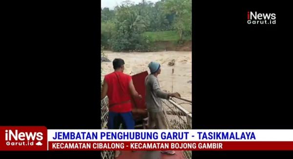 Jembatan Terputus, Warga Nekat Sebrangi Sungai