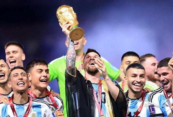 Keren! Foto Lionel Messi Angkat Trofi Piala Dunia Pecahkan Rekor Jumlah ...