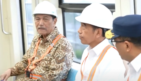 Naik LRT ke Stasiun TMII, Jokowi: Bulan Juni Juli 2023 Beroperasi ...