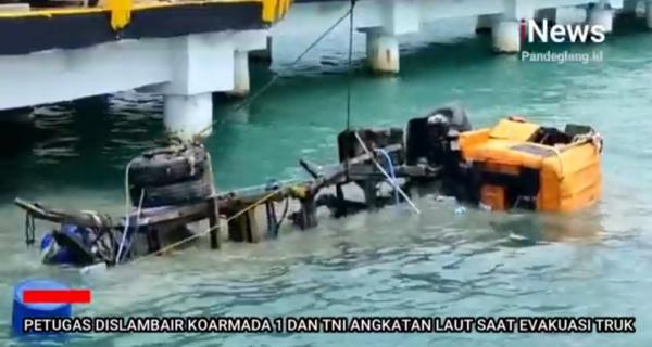 Detik-detik Proses Evakuasi Bangkai Truk Semen yang Tercebur ke Laut di Dermaga 5 Pelabuhan ...