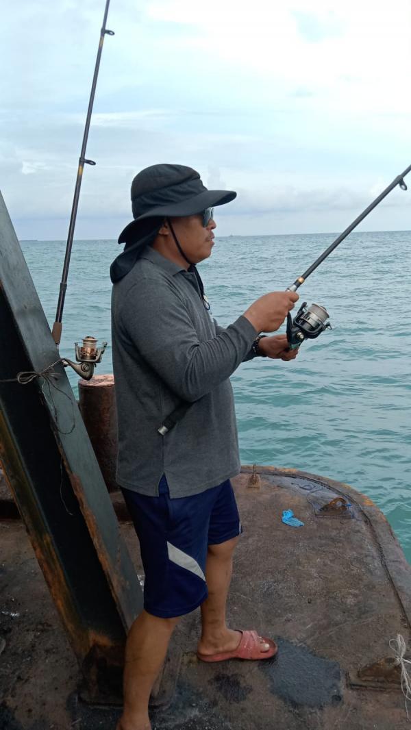 Di manfaatkan Pemancing Joran, Tongkang yang sedang berlabu di Puloampel Kini Jadi Tempat ...