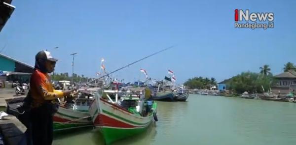 Unik! di Pinggir Dermaga TPI Binuangeun Bisa Mancing Ikan GT Unik! di Pinggir Dermaga TPI Binuangeun Bisa Mancing Ikan GT