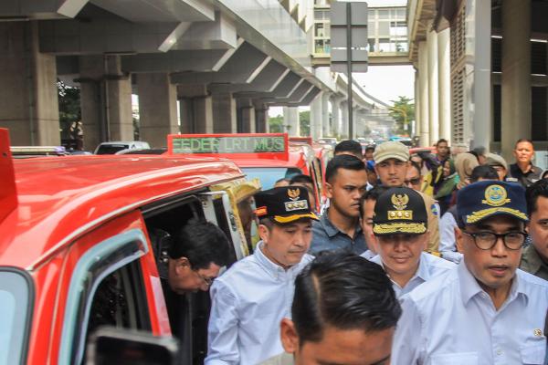 Potret Menhub Tinjau Feeder LRT Palembang yang Tetap Beroperasi