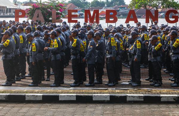Potret Seragam Baru Linmas di Apel Jelang Pemilu di Kota Palembang