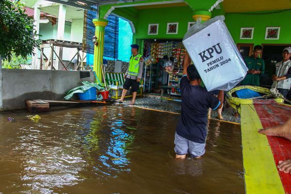 Potret Pendistribusian Logistik Pemilu ke TPS Alternatif di Perairan yang Terendam Banjir