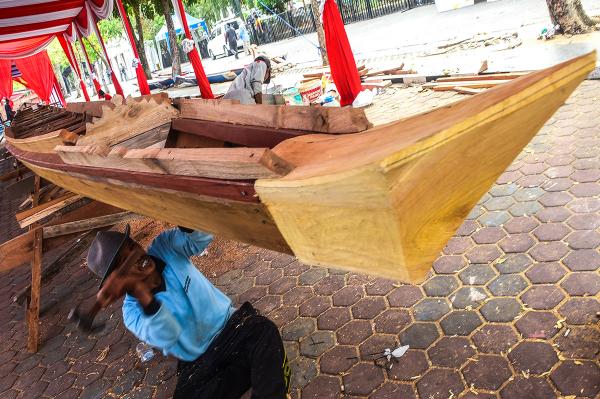 Potret Pembuatan Perahu Bidar Tradisional