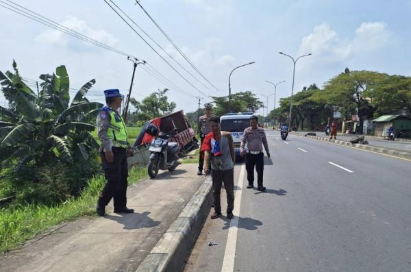 Truk Tabrak Motor dan Terperosok ke Parit di Kedungwaringin Bekasi, Diduga Pengemudi Mengantuk