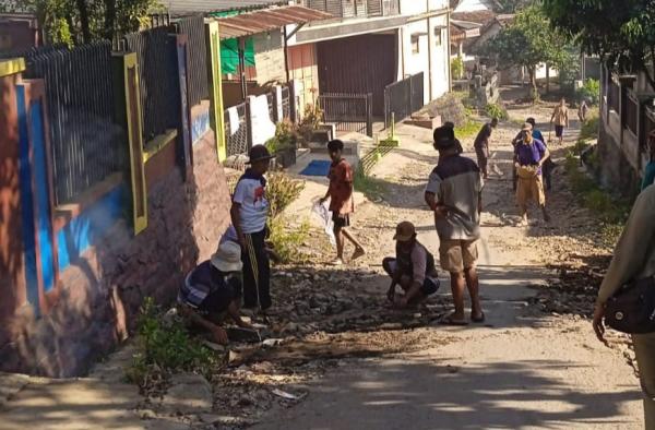 Janji Wagub Banten Tak Kunjung Tiba, Tokoh Masyarakat Malimping Utara Gotong Royong Perbaiki Jalan