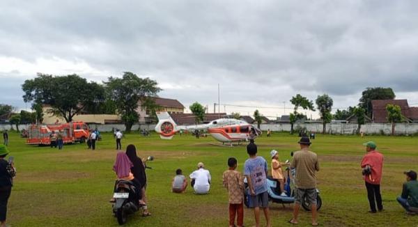 Helikopter Gudang Garam Mendarat Darurat di Jombang Akibat Cuaca Buruk, Jadi Tontonan Warga