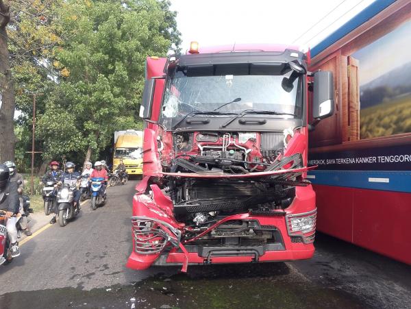 Kecelakaan Truk di Jombang: Mercedes-Benz Pengangkut Rokok Hancur Tabrak Tronton, Lalu Lintas Macet