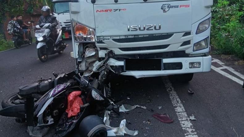 Kronologi Kecelakaan Maut di Singaraja Bali, Pemotor Perempuan Keluar Jalur Tabrak Truk - News+ ...