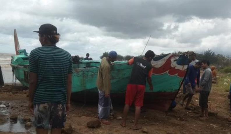Nekat Melaut, 3 Nelayan Kendal Hanyut setelah Perahu Terbalik Diterjang Ombak Besar - News+ on RCTI+