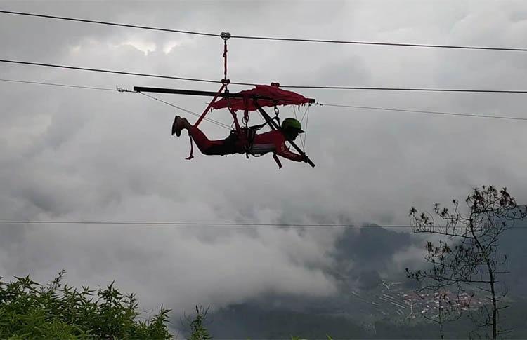 Sensasi Naik Wahana Zipline di Gunung Telomoyo Magelang, Seperti ... Sensasi Naik Wahana Zipline di Gunung Telomoyo Magelang, Seperti ...