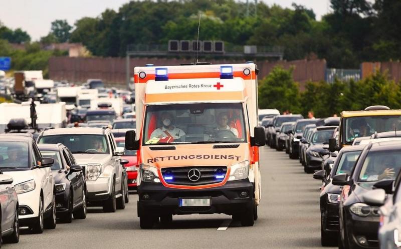 Mobil Ambulans di Negara Ini Sangat Dihormati, bila Lewat Semua Minggir ...