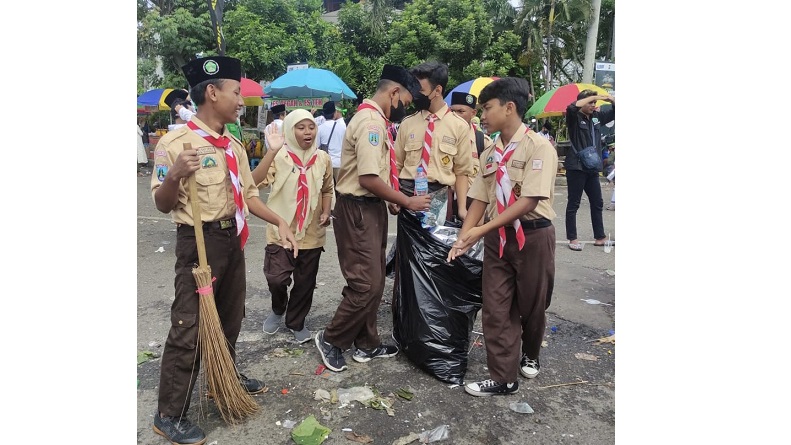Potret Pasukan Semut Bantu Bersihkan Sampah di Puncak Resepsi 1 Abad NU ... Potret Pasukan Semut Bantu Bersihkan Sampah di Puncak Resepsi 1 Abad NU ...