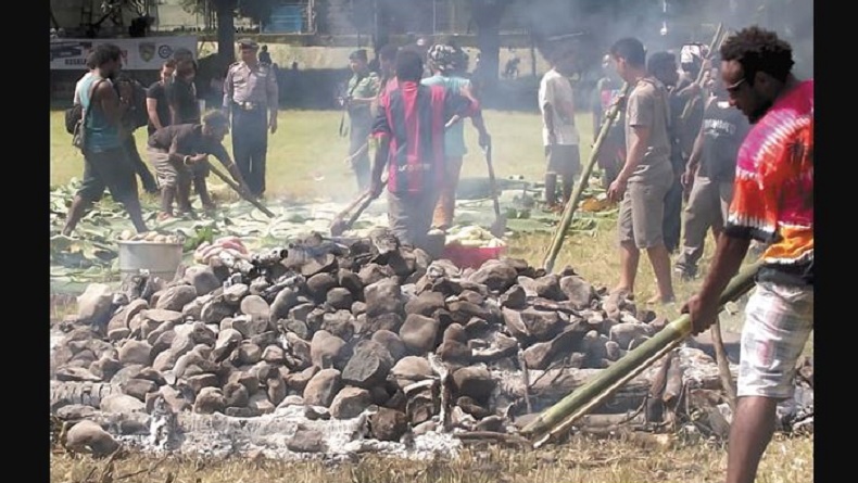 Apa Itu Tradisi Bakar Batu? Pesta Adat Masak dan Makan Bersama di Papua ...