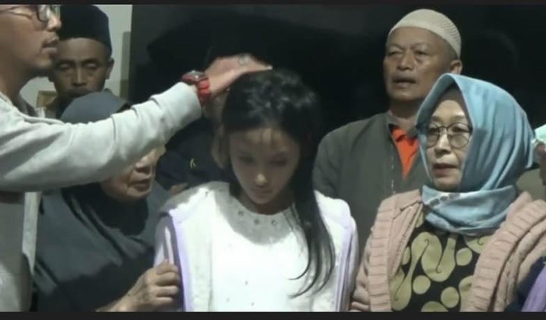 Tradisi Potong Rambut Gimbal di Dieng, Ada Anak Minta Uang untuk Beli ...