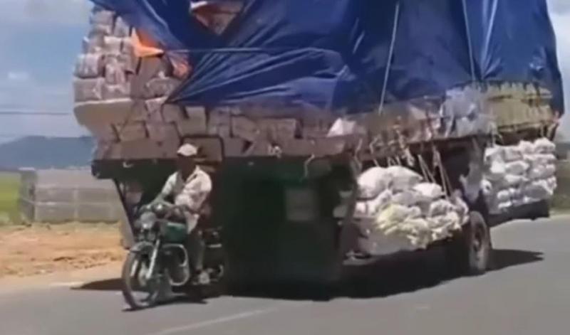 Viral Motor Bawa Bak Truk Trailer Penuh Muatan, Lewati Batas Tinggi dan ...