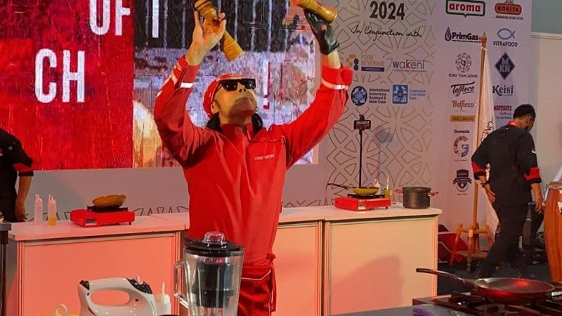 Seru! Chef Muto Demo Masak sambil Atraksi Ekstrem di Chef Expo 2024 ... Seru! Chef Muto Demo Masak sambil Atraksi Ekstrem di Chef Expo 2024 ...