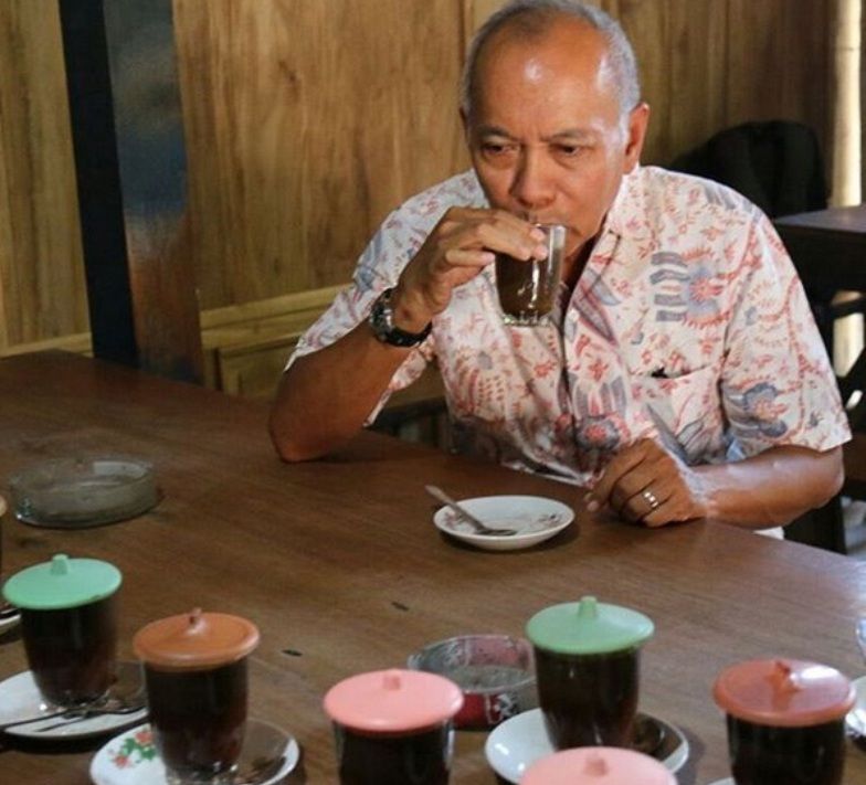 Intip Gaya Pak Bondan Winarno Mencicipi Kopi Nusantara