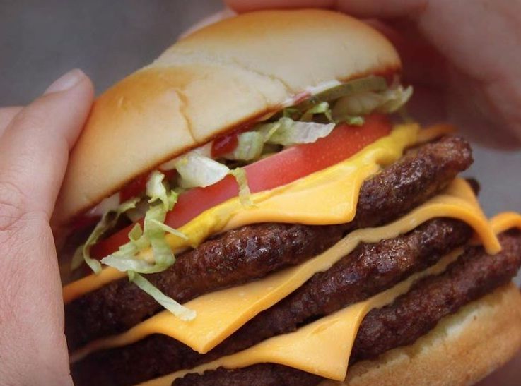 Cicipi Burger Terbesar di Dunia dengan Tumpukan 9 Roti