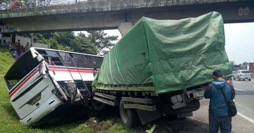 Truk Tabrak Bus di Tol Jakarta-Cikampek, Kemacetan Mencapai 10 KM