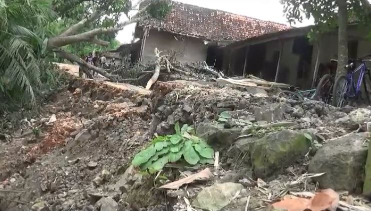 Jalan Penghubung Dua Desa di Blora Longsor Sepanjang 50 Meter