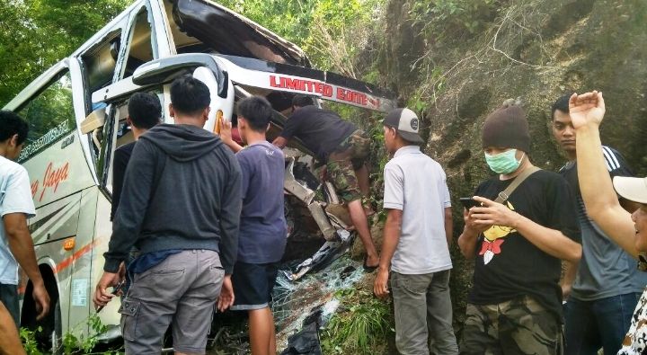Rem Blong, Bus Pariwisata Berisi 55 Orang Tabrak Tebing di Bantul