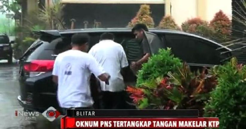 Tim Saber Pungli Bekuk 3 Pegawai Disdukcapil Blitar Tim Saber Pungli Bekuk 3 Pegawai Disdukcapil Blitar