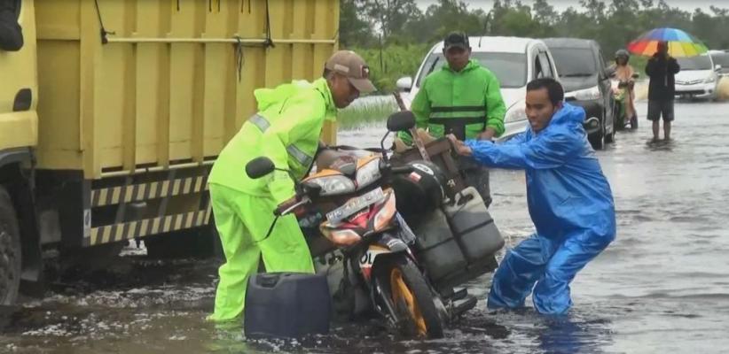 Sungai Kahayan Meluap, Banjir Rendam Jalan Trans Kalimantan Sungai Kahayan Meluap, Banjir Rendam Jalan Trans Kalimantan