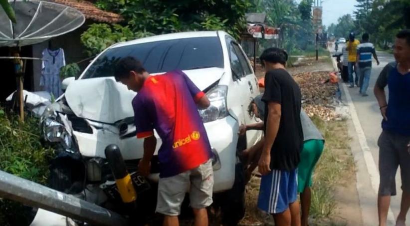 Diduga Mengantuk, Mobil Pemudik Tabrak Tiang Lampu di Pandeglang