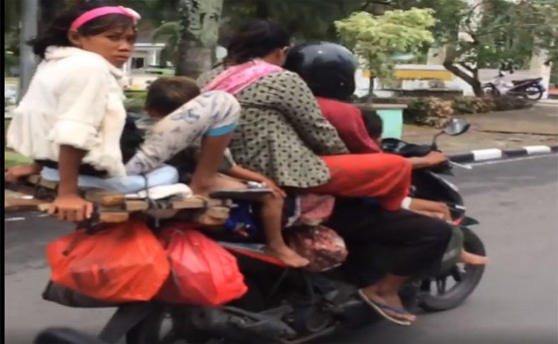 Viral Video Sekeluarga Boncengan 5 Naik Motor Matik di Pangkalpinang