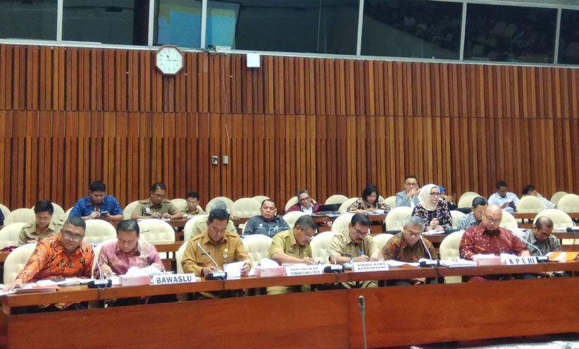 Komisi II DPR Bersama KPU serta Bawaslu Bahas Aturan Caleg dan Capres Komisi II DPR Bersama KPU serta Bawaslu Bahas Aturan Caleg dan Capres