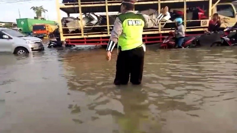 Jalur Pantura Kaligawe Semarang Macet Parah akibat Direndam Banjir