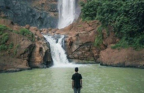 Curug Puncak Manik Miliki Batuan Purba, Sembunyi di Geopark Ciletuh ...
