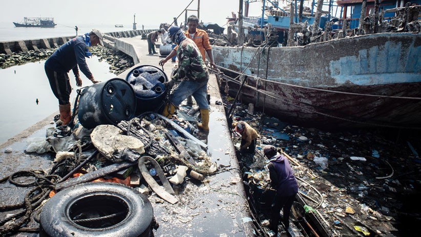 Kawasan Pesisir Jakarta Dipenuhi Sampah Plastik Kawasan Pesisir Jakarta Dipenuhi Sampah Plastik