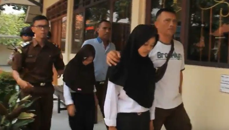 2 ABG Terdakwa Pembunuhan Gadis Dalam Karung Menangis saat Jalani ... 2 ABG Terdakwa Pembunuhan Gadis Dalam Karung Menangis saat Jalani ...