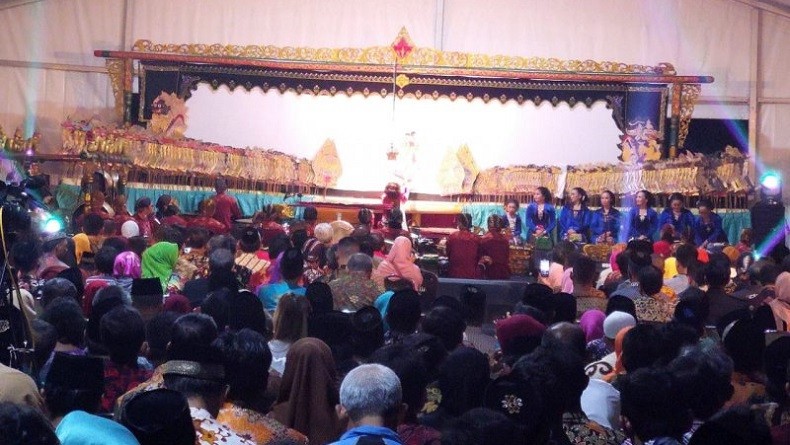 Presiden Jokowi dan Ibu Negara Nonton Wayang Kulit bersama Warga Purworejo Presiden Jokowi dan Ibu Negara Nonton Wayang Kulit bersama Warga Purworejo