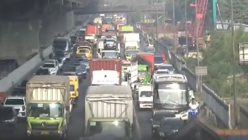 Tol Jakarta-Cikampek Macet Panjang Imbas Kecelakaan Beruntun di Tol Cipularang