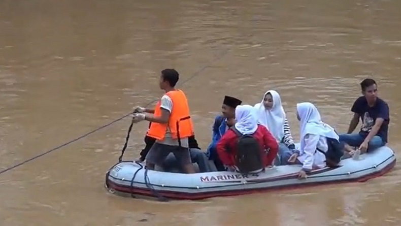 Aksi Nekat Siswa dan Guru di Lebak Seberangi Sungai Demi ke Sekolah