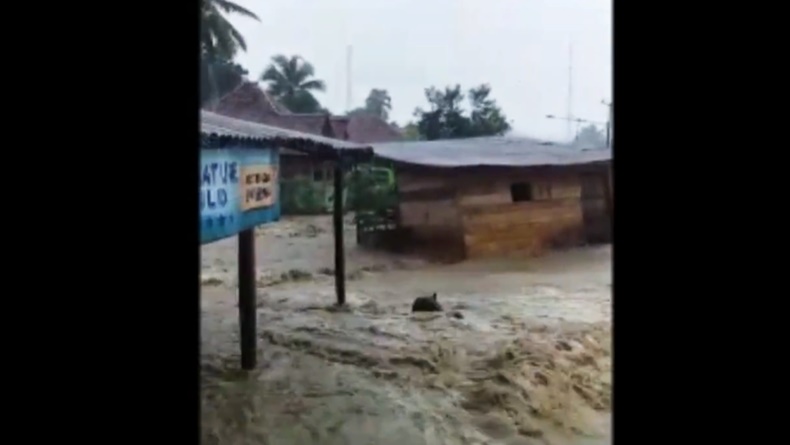 12 Rumah Hanyut Akibat Banjir Bandang di Lahat 12 Rumah Hanyut Akibat Banjir Bandang di Lahat