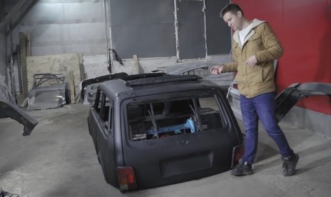 Mobil Terpendek di Dunia, Lada Niva Berjalan seperti Tanpa Roda