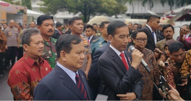 Jokowi Bela Prabowo yang Sering ke Luar Negeri Jokowi Bela Prabowo yang Sering ke Luar Negeri