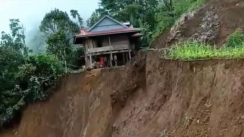 Detik-Detik Longsor di Tana Toraja Viral, Rumah Warga Nyaris Ambles