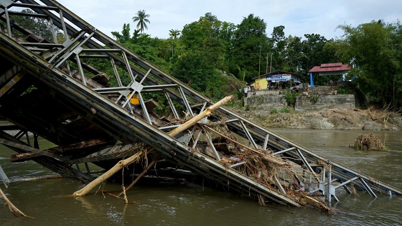 Jembatan Penghubung 2 Kecamatan di Bone Bolango Ambruk Diterjang Banjir Bandang - Bagian All