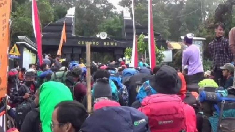 Peringati Hut Ke 75 Ri 1 100 Pendaki Naik Gunung Lawu Dari Pos Cemoro Sewu