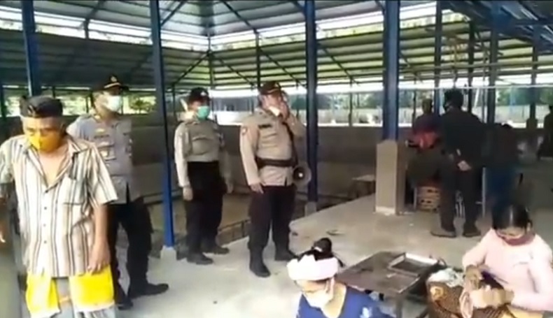 Pelaku Sabung Ayam di Gianyar Kocar-Kacir saat Digerebek Polisi Pelaku Sabung Ayam di Gianyar Kocar-Kacir saat Digerebek Polisi