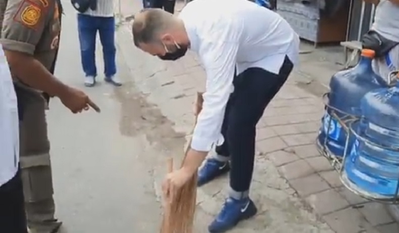 Puluhan WNA Terjaring Razia Masker di Kuta Bali, Dihukum Menyapu hingga Push Up