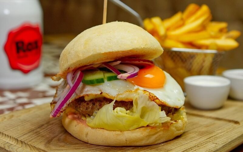 5 Cara Membuat Burger Rumahan yang Enak, Bisa Inovasi dengan Nasi ...